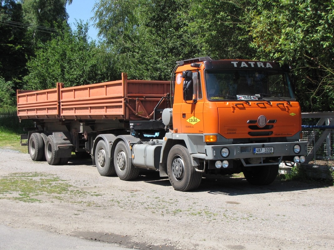 TATRA T815 6x6 tahač oranžový